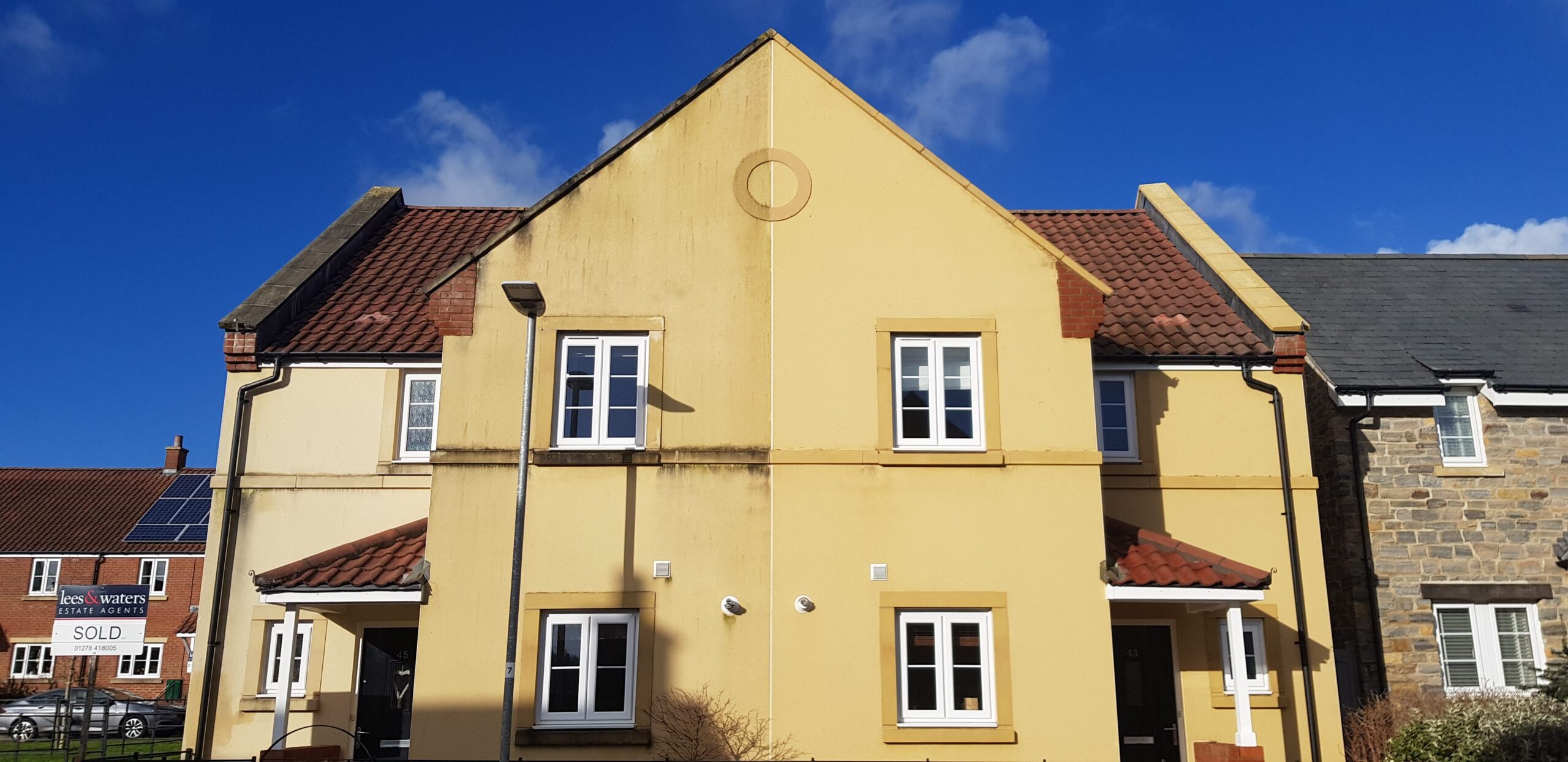 Softwashing UK | Removing Algae from Render | Cleaning Green and Red ...